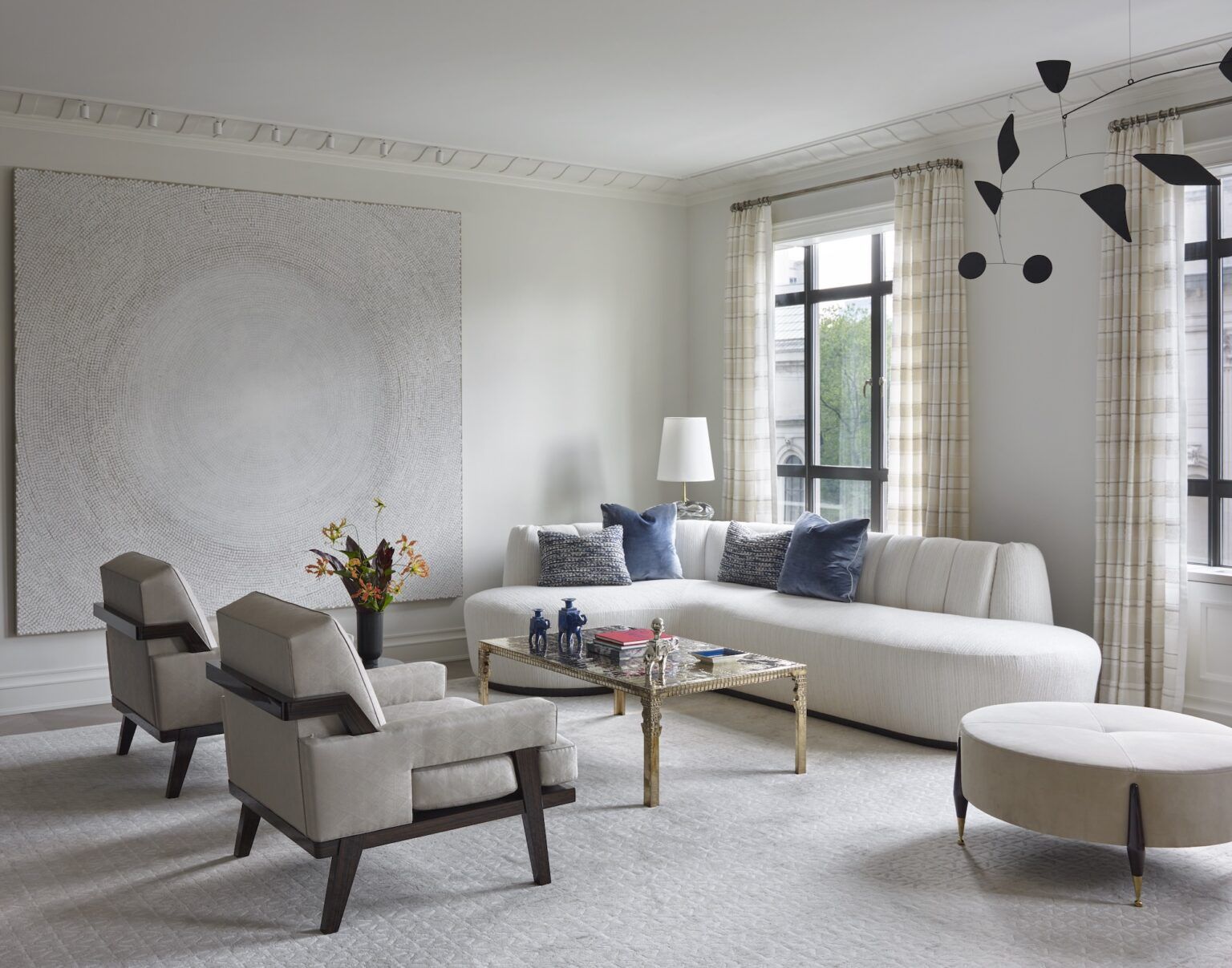 Large-Scale Art Makes a Dramatic Statement in Rooms by 1stDibs 50 ...