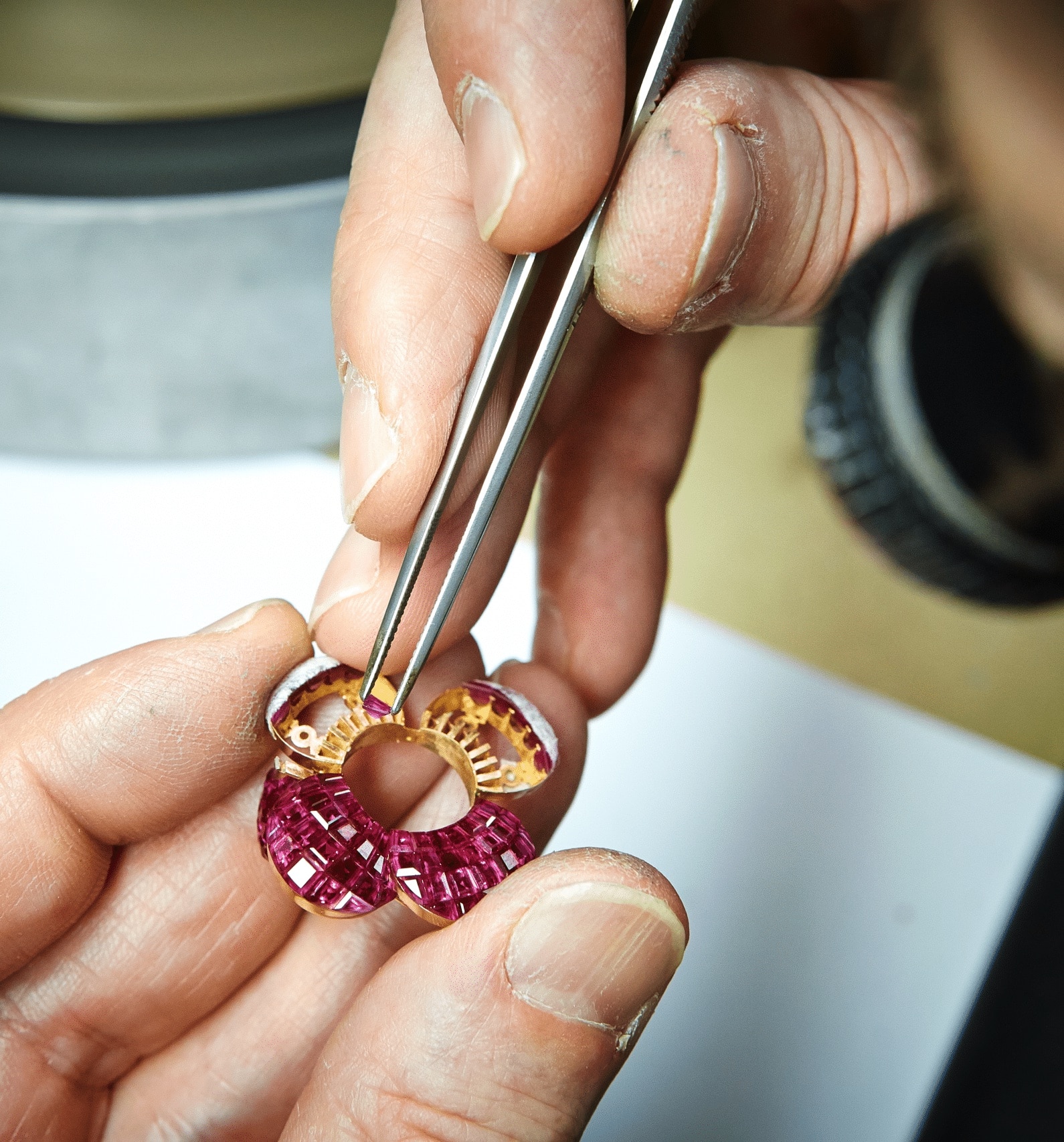 The Van Cleef & Arpels Mystery Setting Continues to Enchant Collectors ...