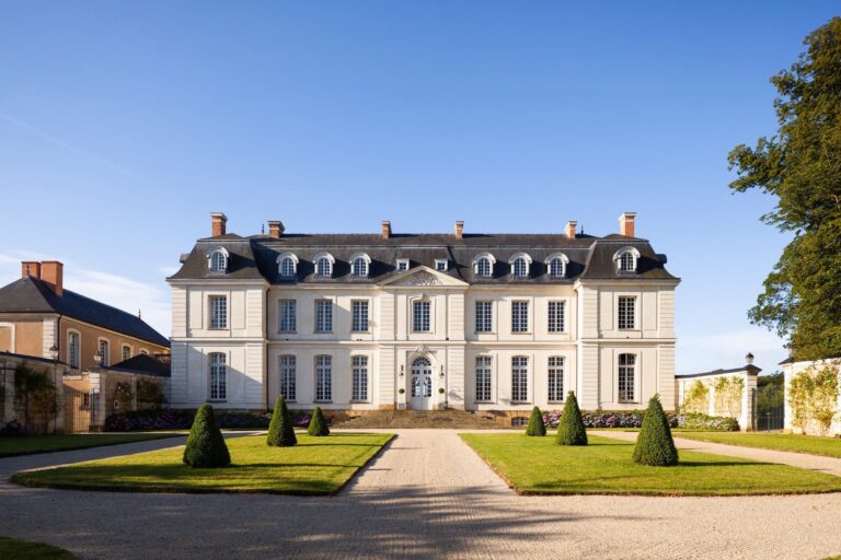 28 Views of Magnificent French Country Estates - The Study